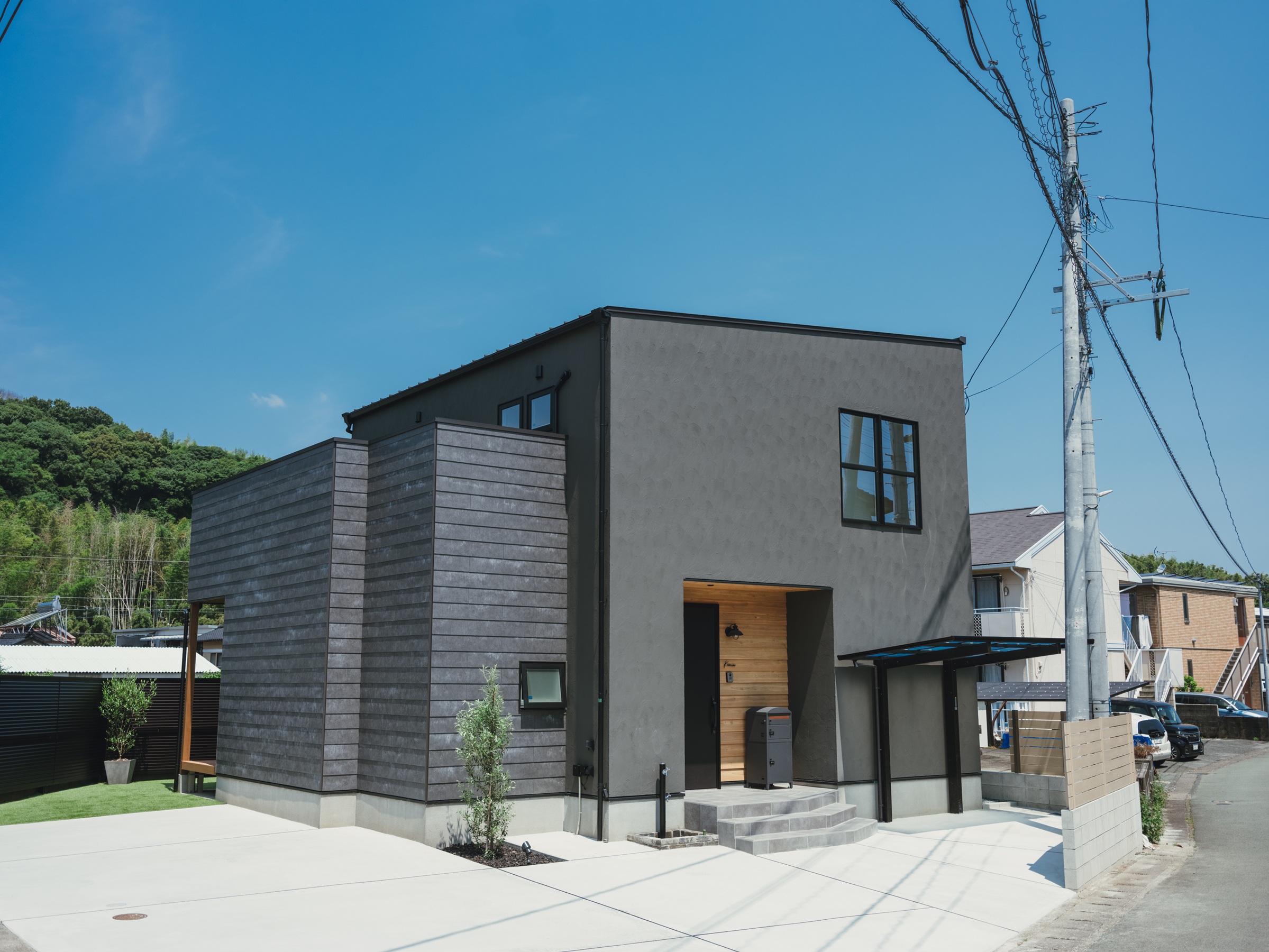 ブラックフォルムの外観にナチュラルインテリアの家 | ZEST｜インテリアショップとつくる家ゼスト｜熊本の注文住宅